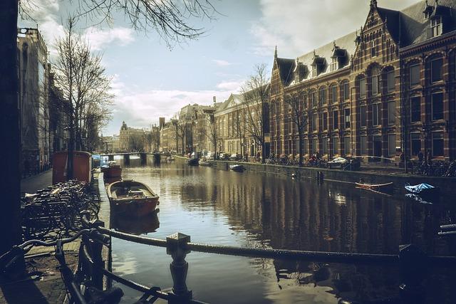 Amsterdam Four Font Canva: A Touch Of Dutch Elegance In Your Text ...